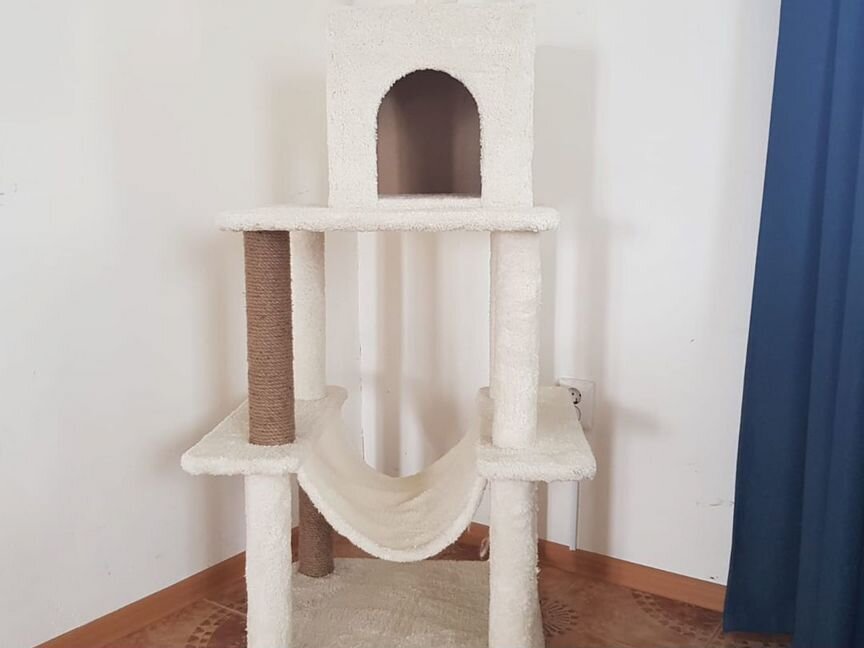 Кошачий домик с когтеточкой