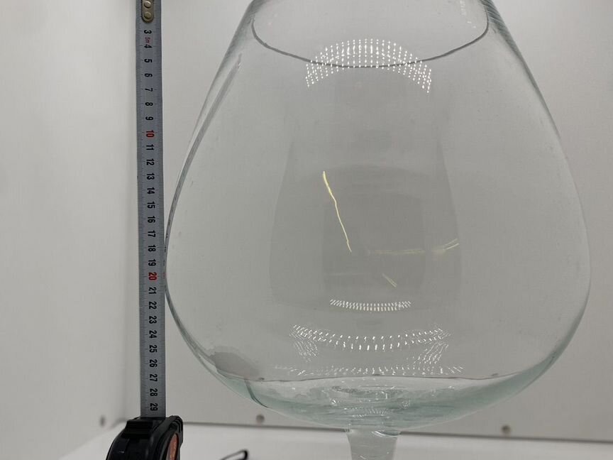 Большой бокал, аквариум, стеклянная ваза