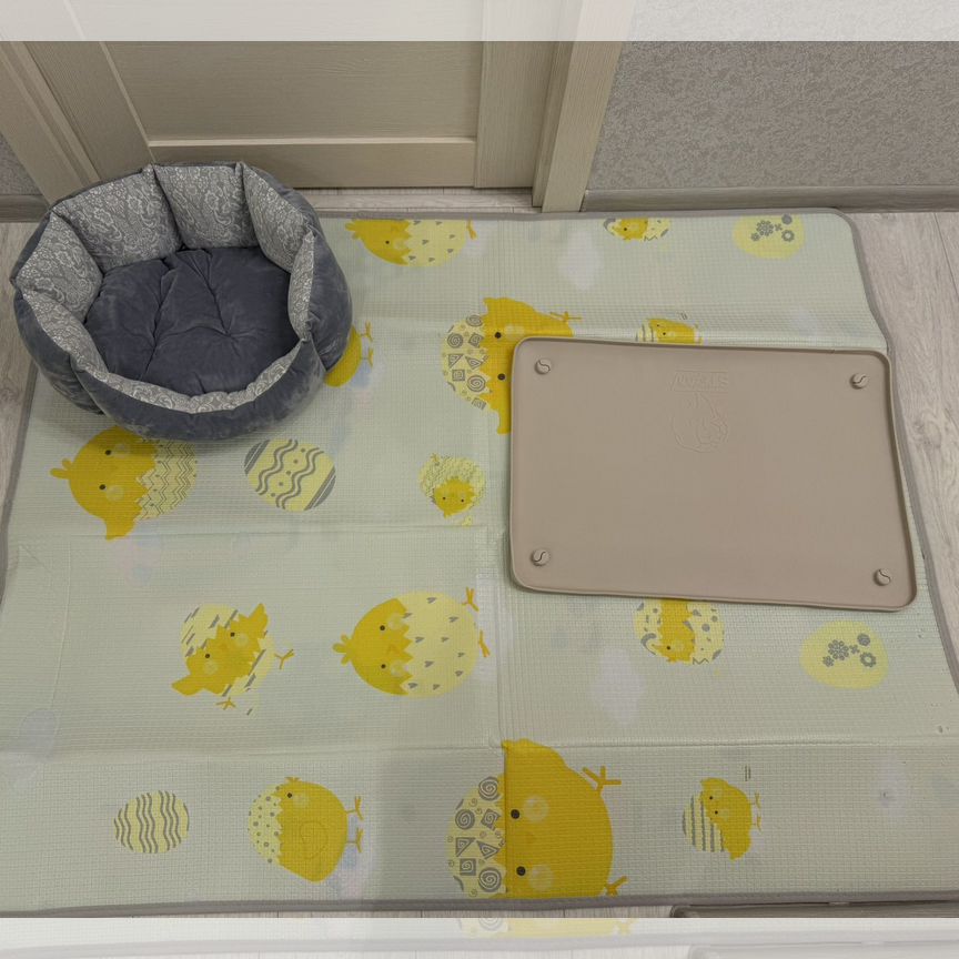 Лежанка, коврик и лоток, памперсы для щенка