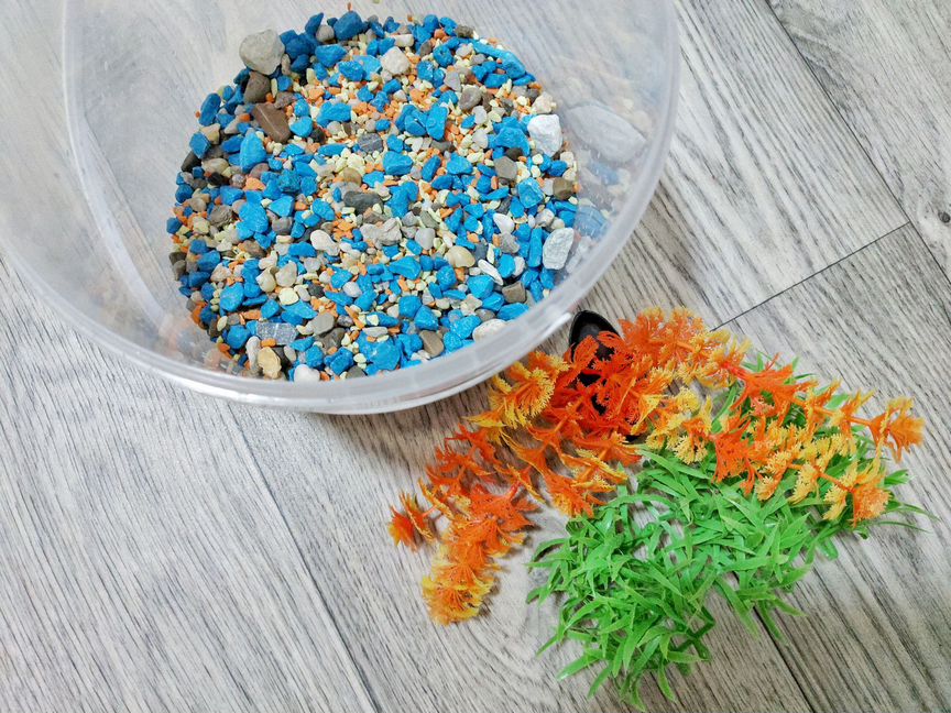 Грунт для аквариума и растения искусственные