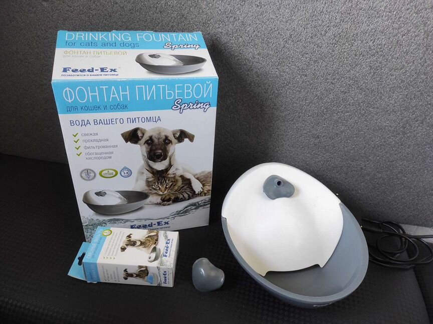 Фонтан-поилка и лоток на унитаз