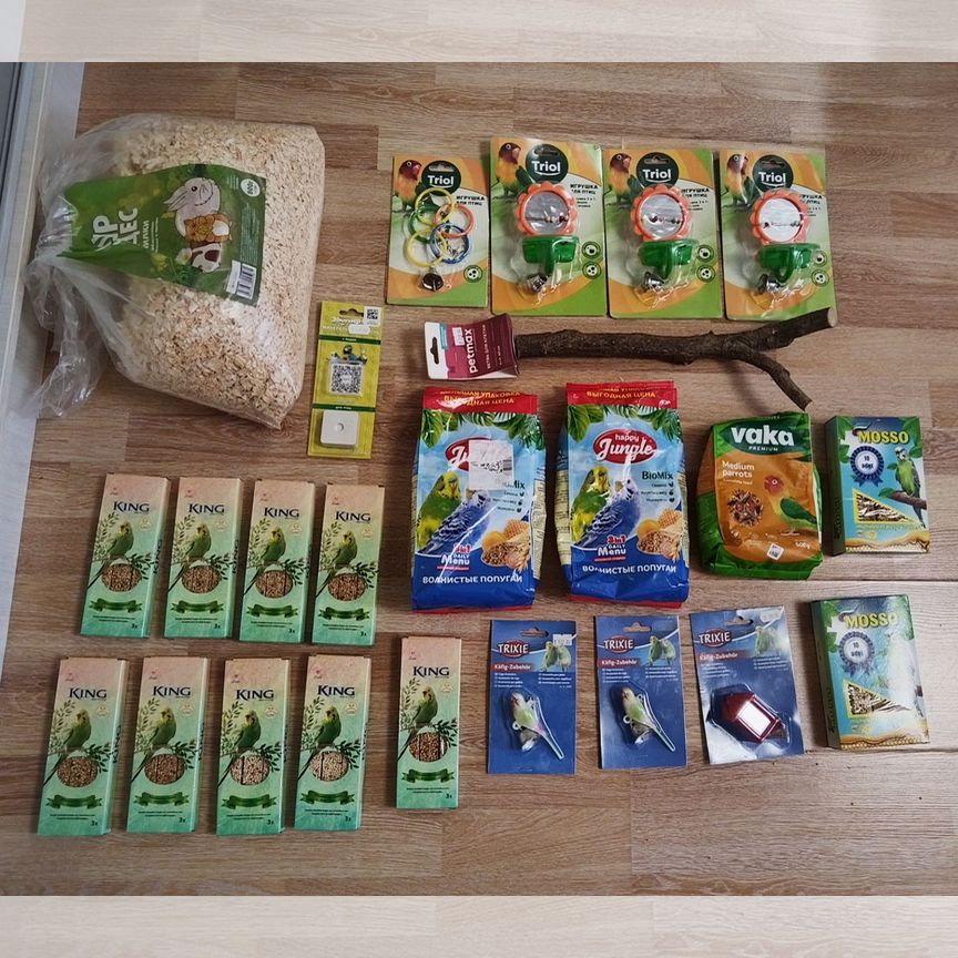 Корм и игрушки для попугая