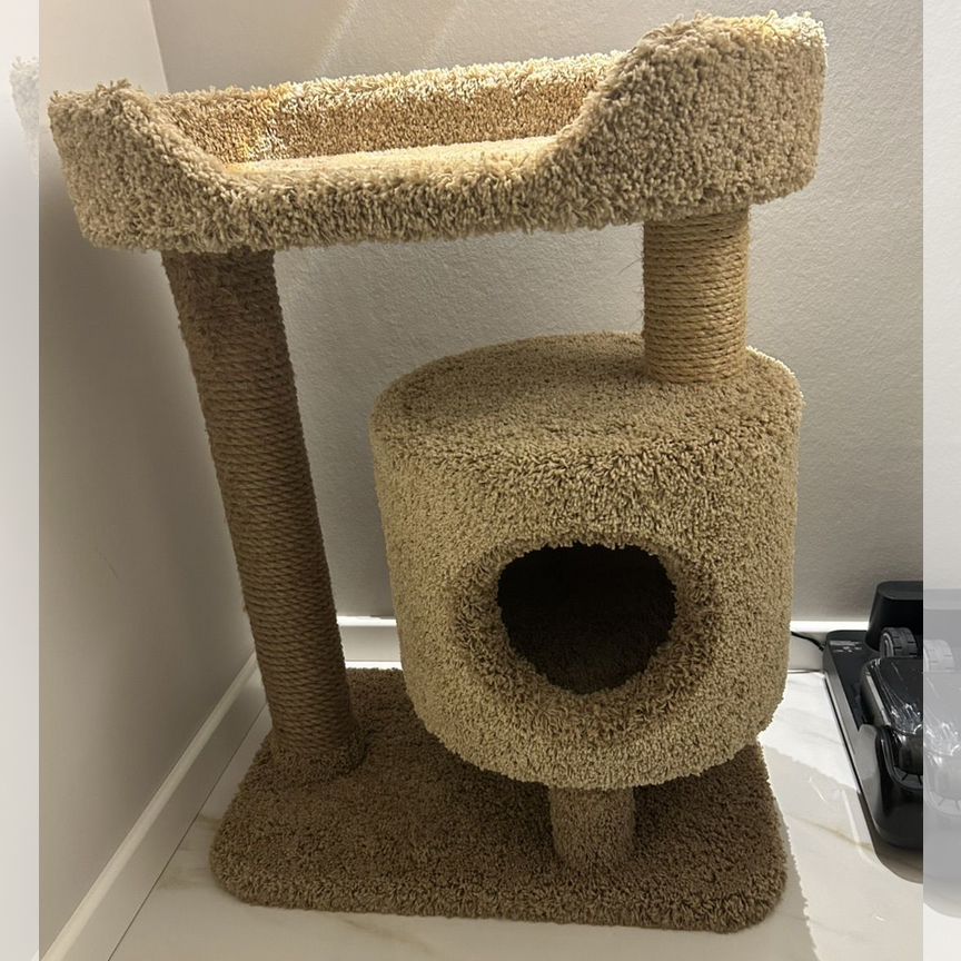 Домик с когтеточкой для кошки