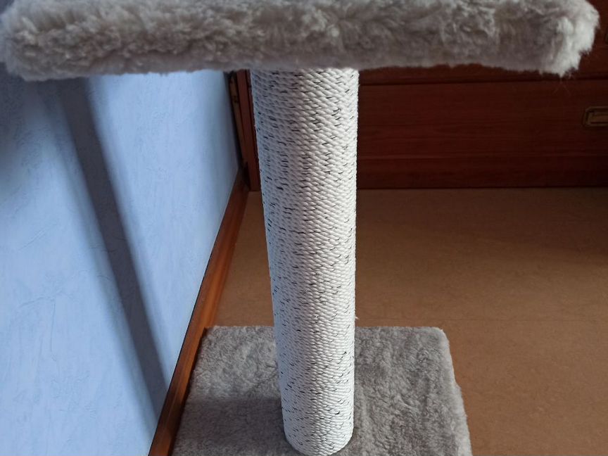 Когтеточка и наполнитель в туалет