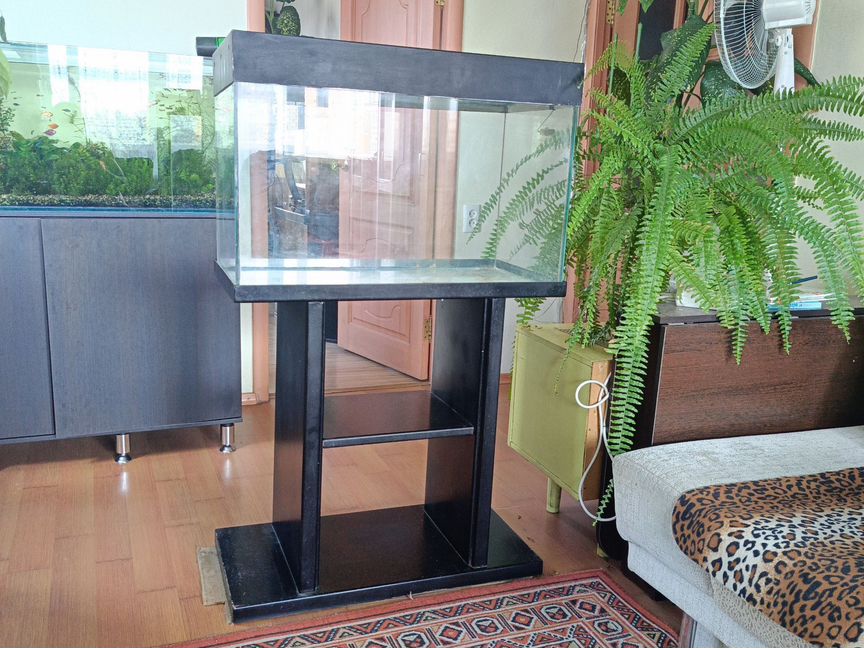 Аквариум с металлической подставкой и крышкой