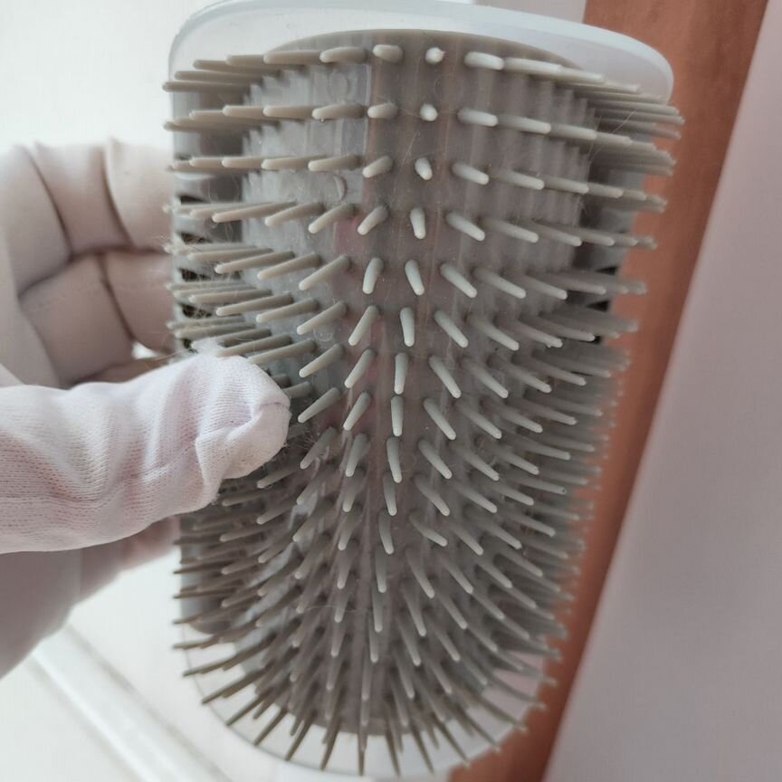 Чесалка для кошек угловая пластик