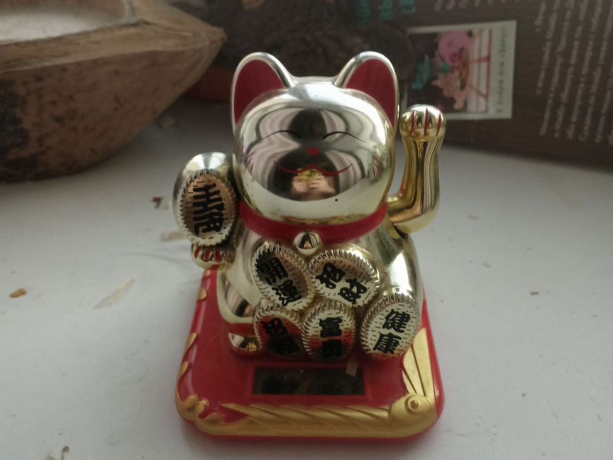 Кот который машет лапкой обеняю на что угодно