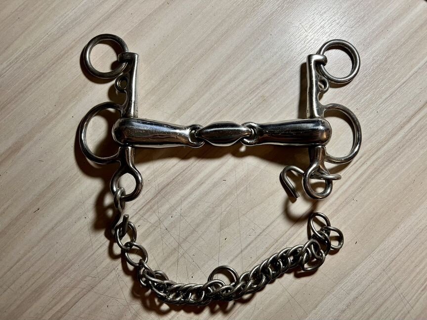 Строгое железо для лошади. Пелям