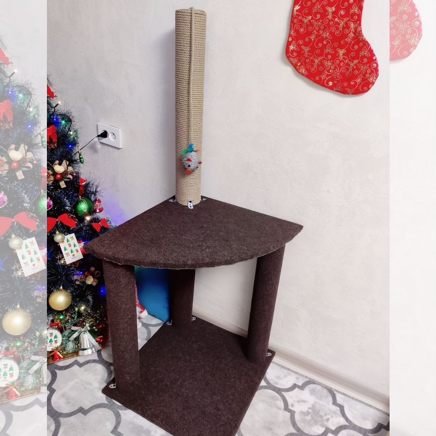 Когтеточка для кошек с лежанкой и игрушкой