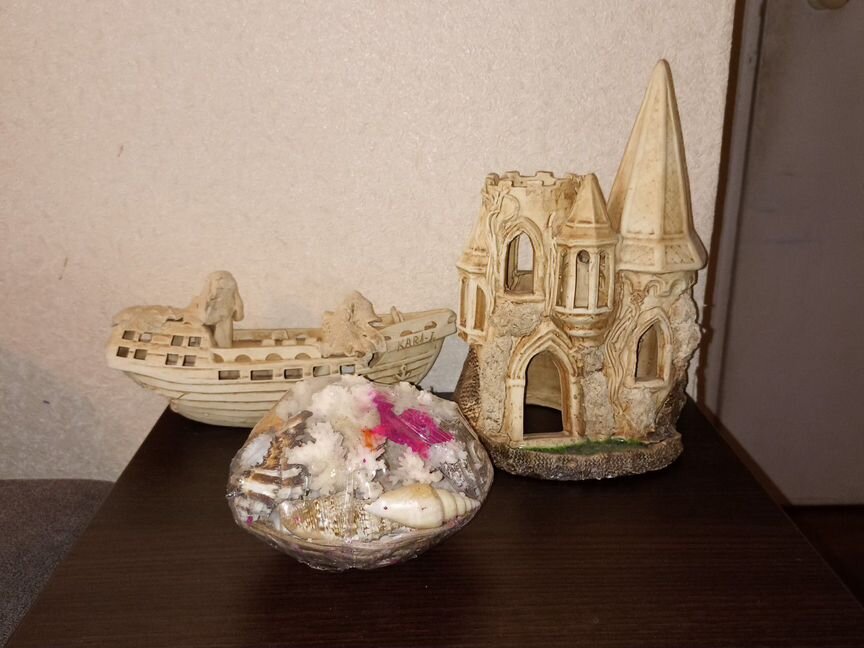 Аквариумный замок, корабль и кораллы