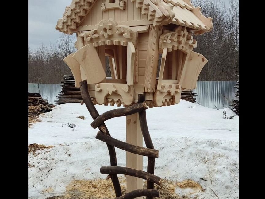 Кормушка для птиц и белок