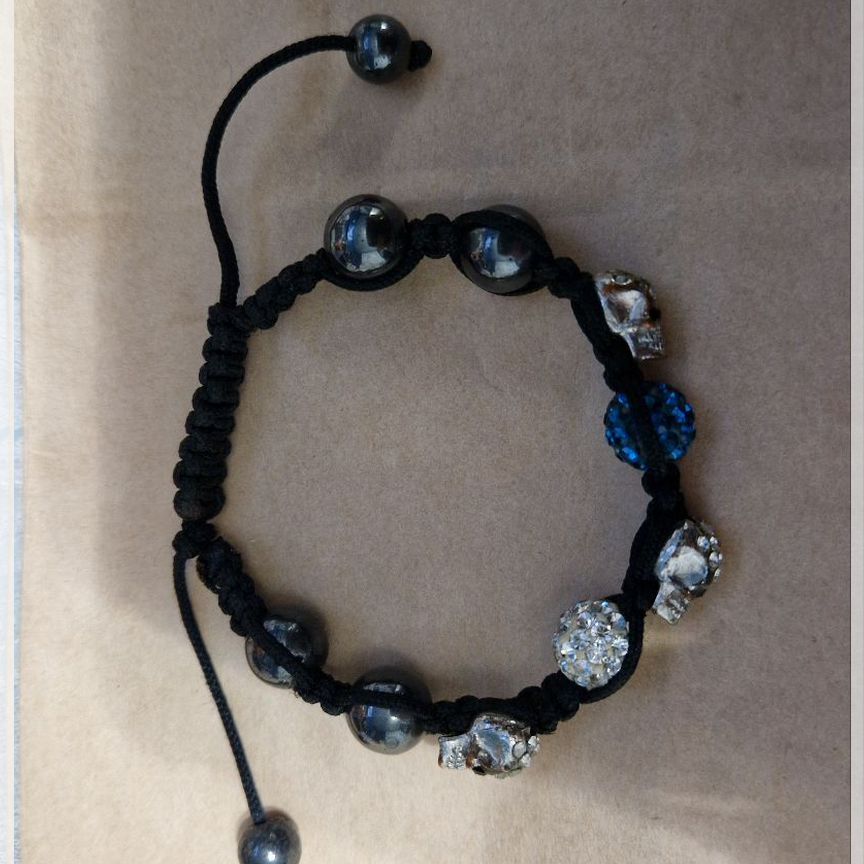 Браслет плетеный с бусинами(черепками)