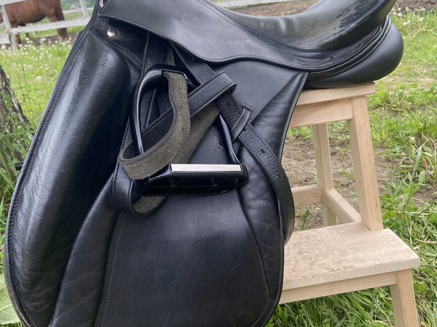 Выездковое седло