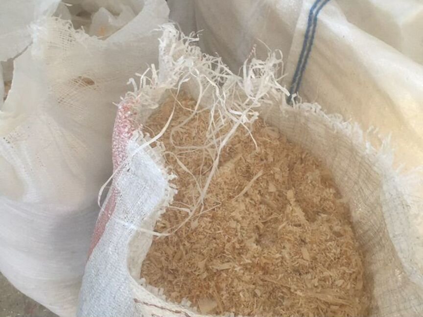 Опилки в мешках
