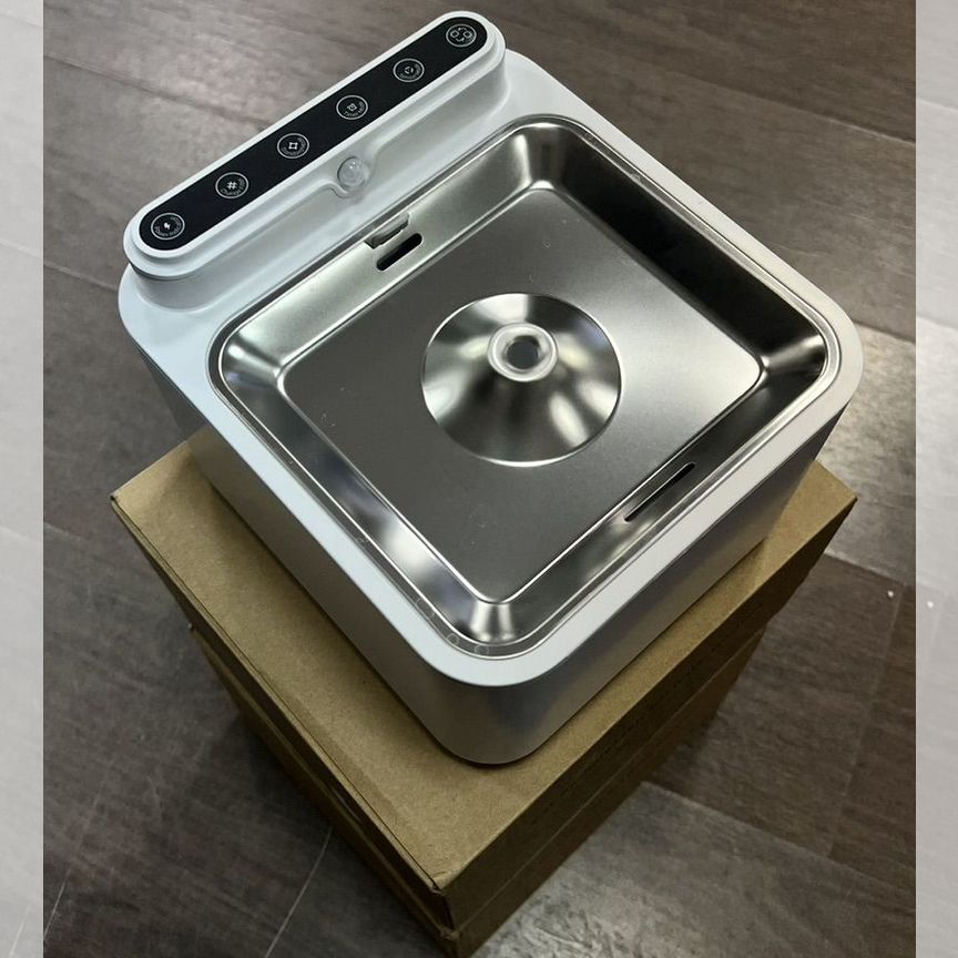 Фонтан поилка для кошек и собак (новая)