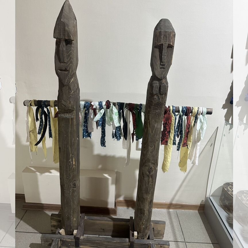 Идол и мешки с одеждой