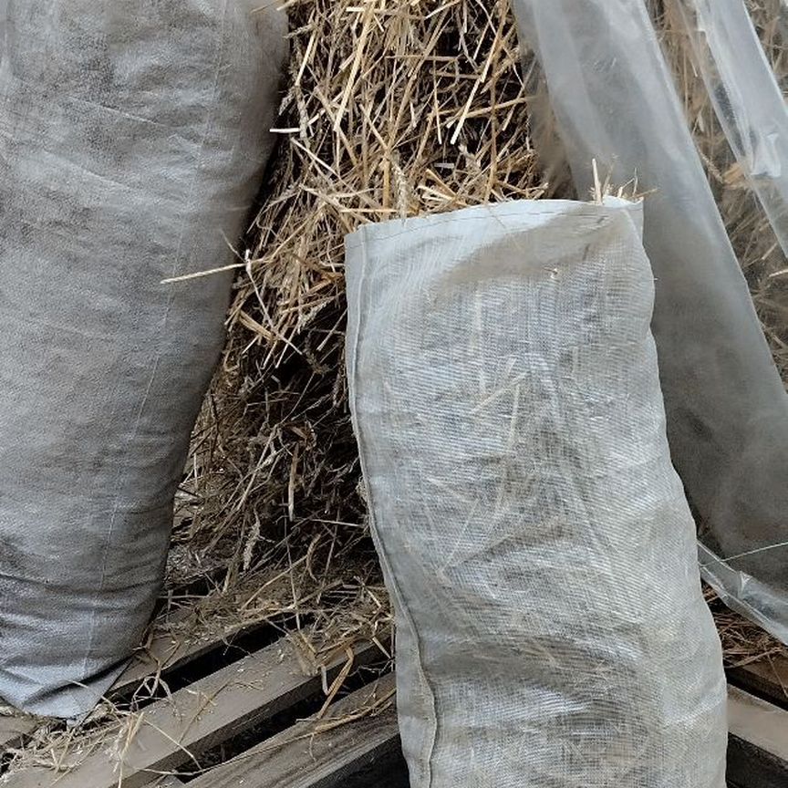 Солома в мешках