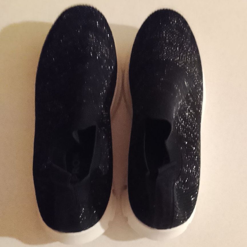 Новые женские кроссовки