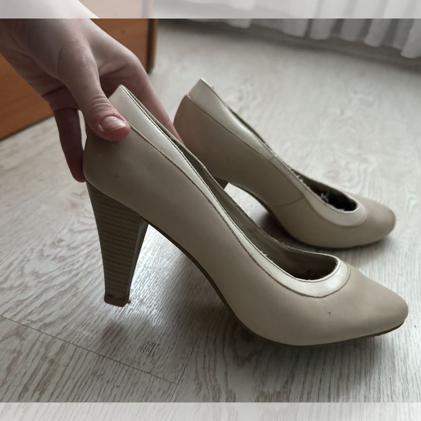 Бежевые туфли