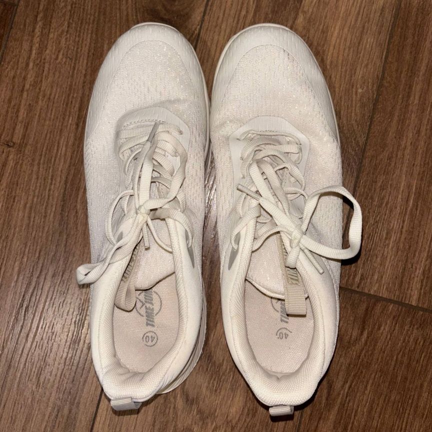 Кроссовки женские 40 размер