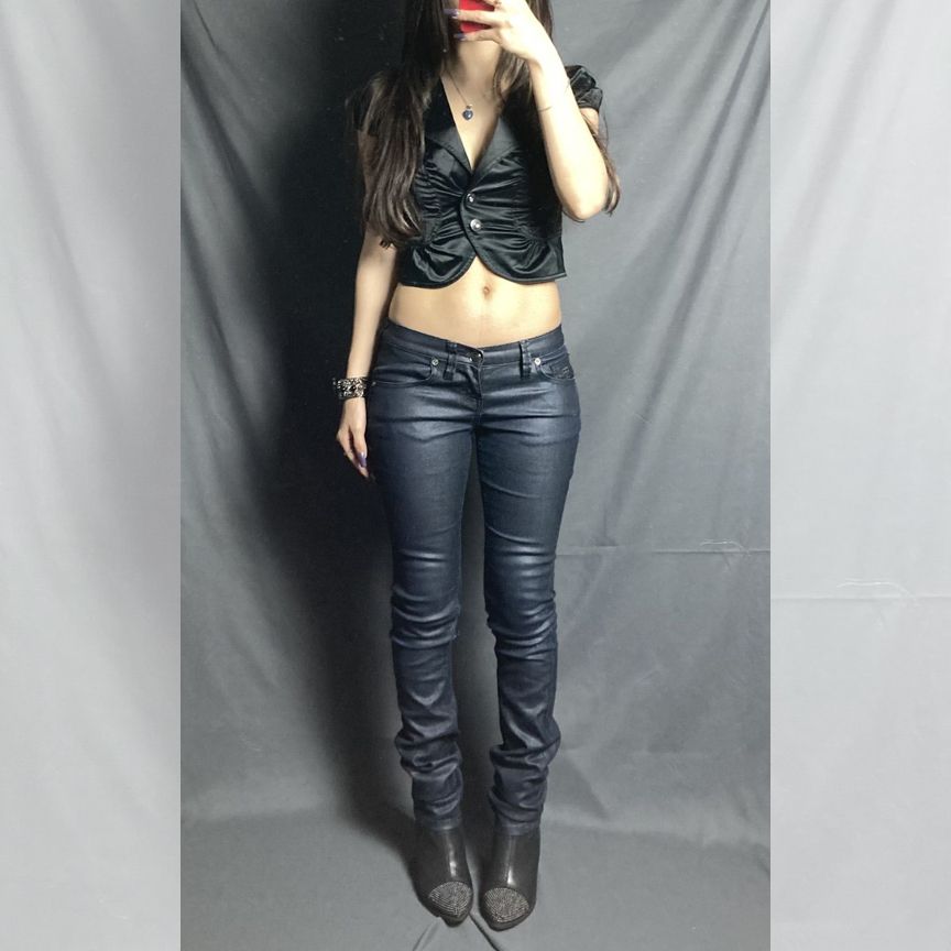 Вощеные джинсы Model Off Duty