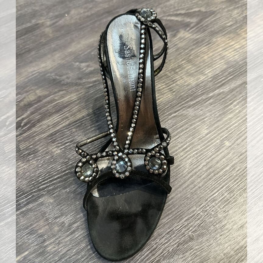 Женские чёрные босоножки с украшением